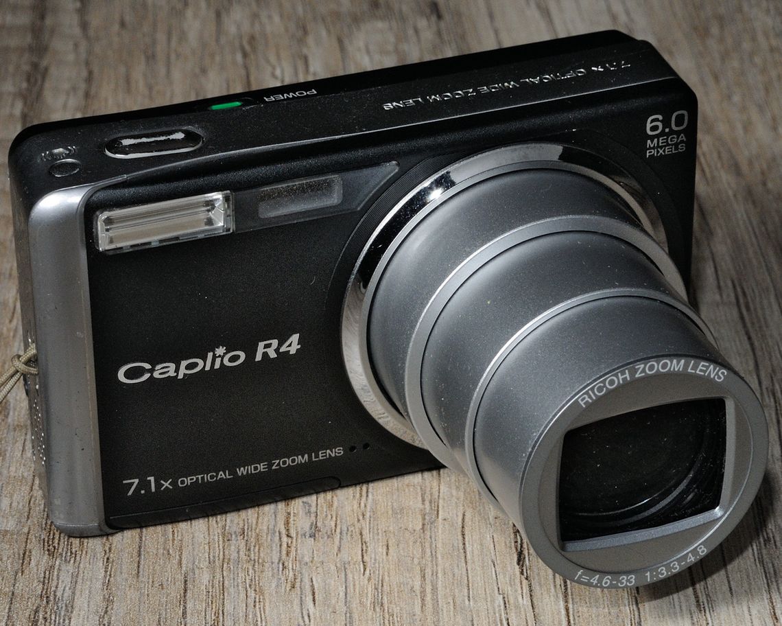 Ricoh Caplio R4 C Zahn - Digitalkamera-Museum