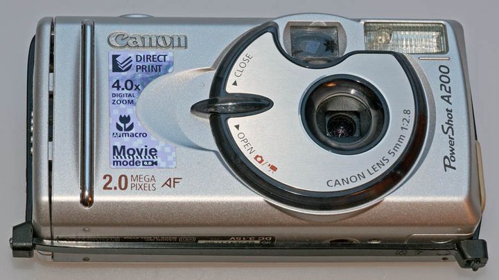 Canon PowerShot A200 Nikon Coolpix 2000 - Digitalkamera-Museum